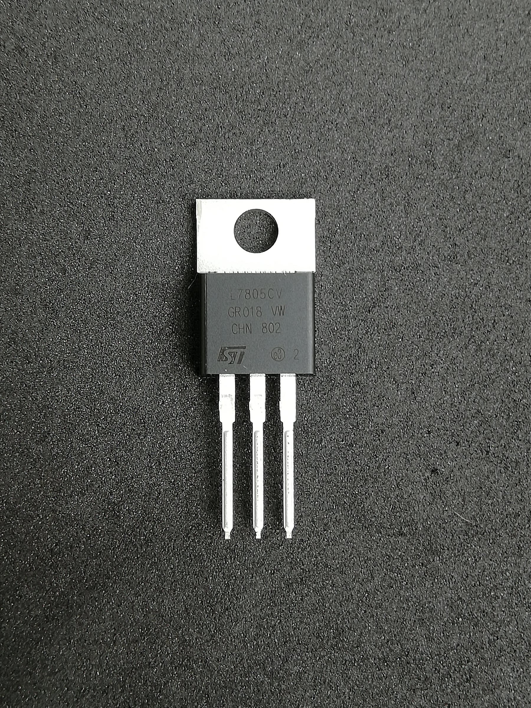 LM7805 Regulador de voltaje 5V - Electrónica DIY Guatemala