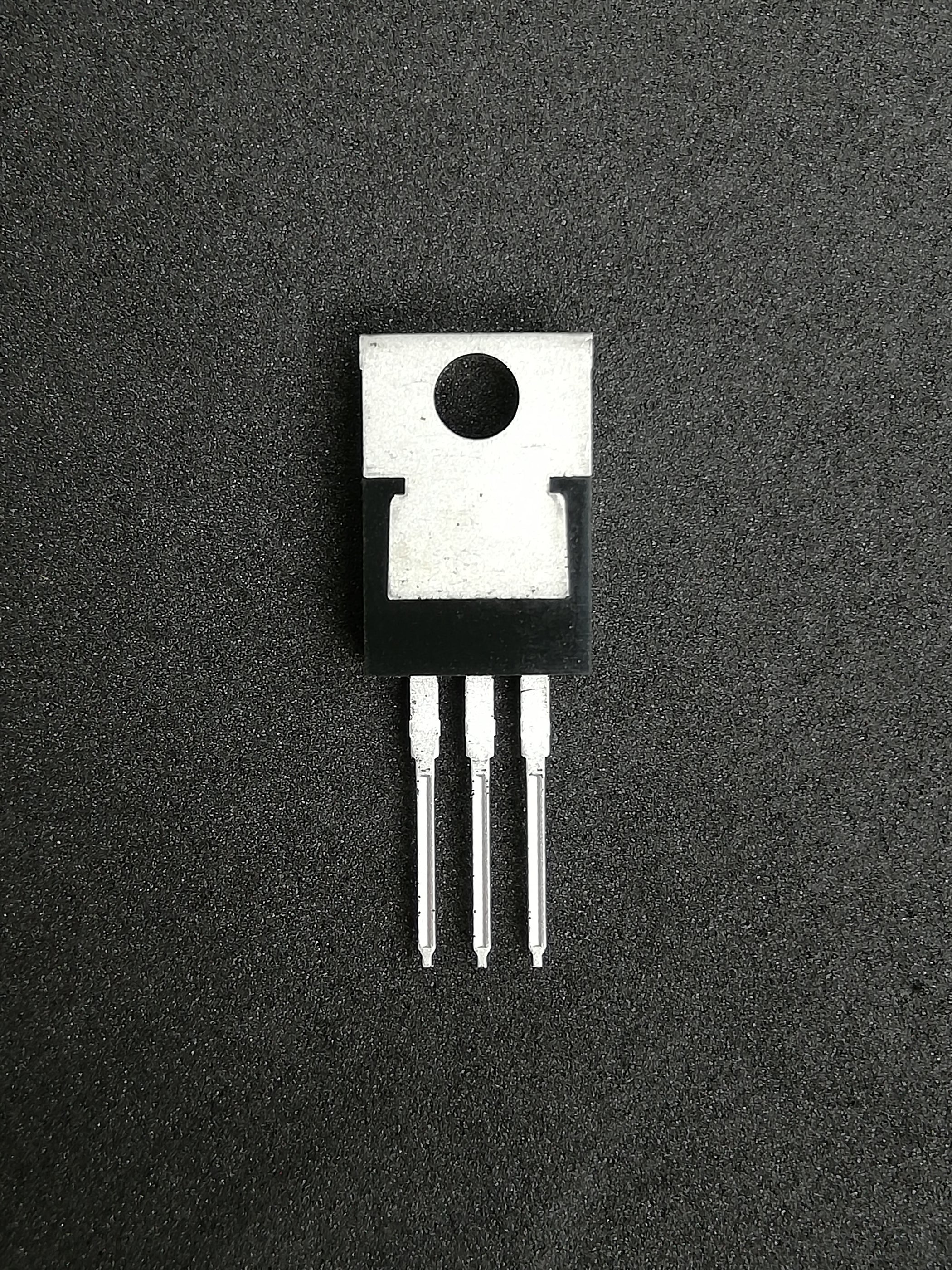 LM7805 Regulador de voltaje 5V - Electrónica DIY Guatemala